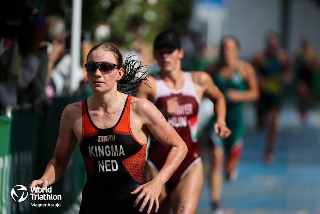 Nederlandse triatlete Maya Kingma niet met ploeg in olympisch dorp maar ...