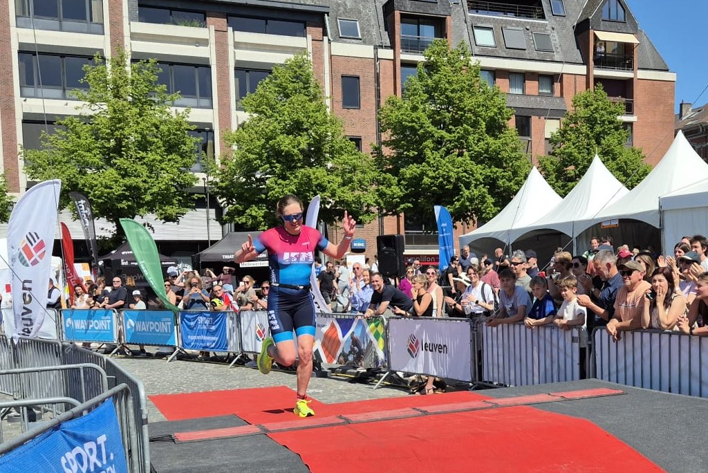 Dries Matthys wint City Triatlon Leuven na knappe solo, Sara Van De Vel ...